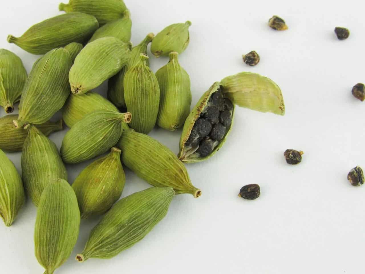 Benefits Of Cardamom And How To Make Elaichi Powder At Home