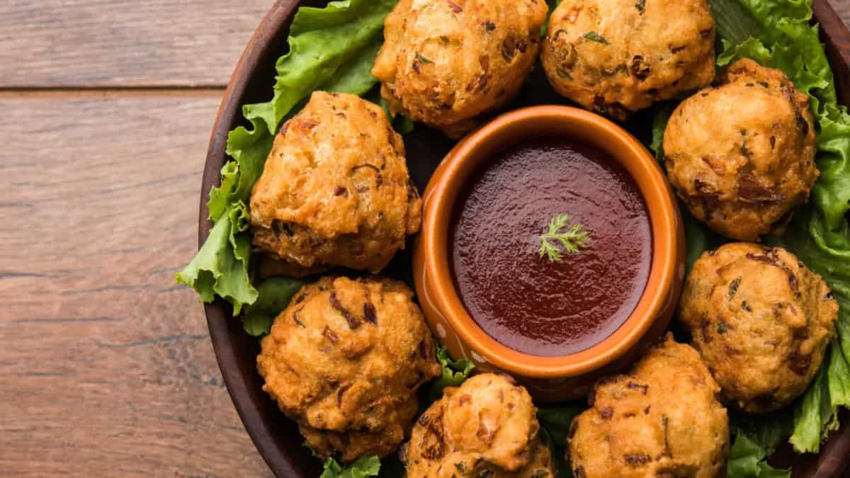Biscuit Pakoras: Crispy Udupi-Style Pakoras With Rava Stuffing