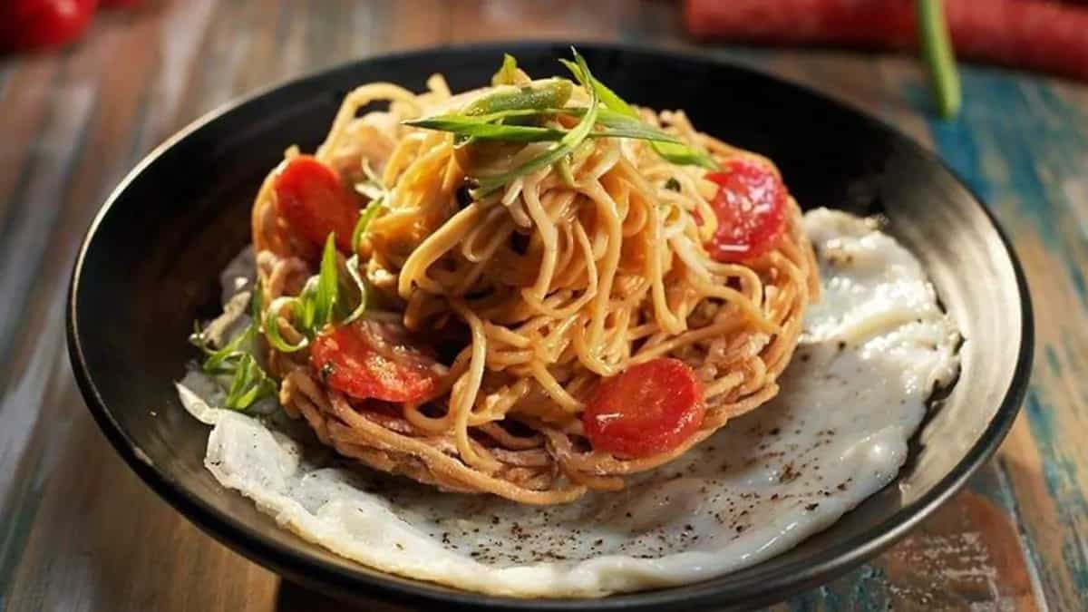 Veg Chop Suey: Saucy Gravy On A Bed Of Crispy Noodles