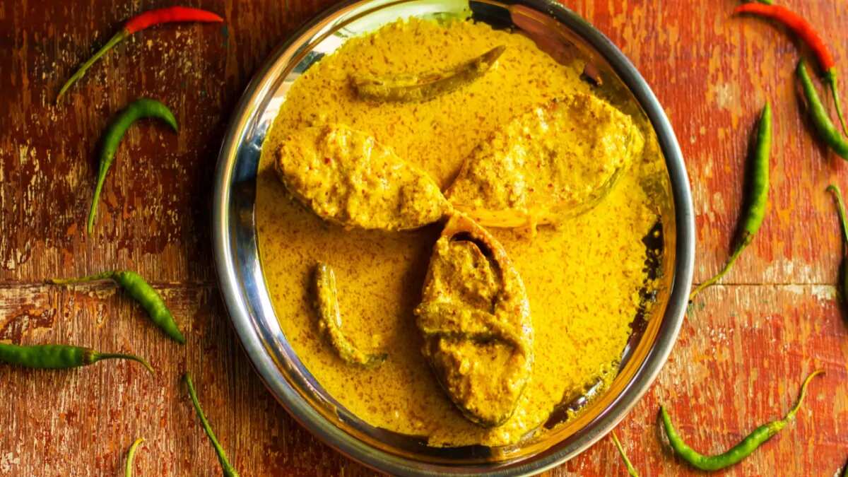 Parshe Macher Jhol: A Traditional Bengali-Style Fish Curry