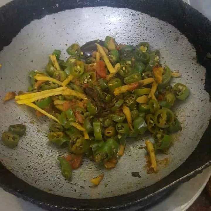 How to make Chhuki Hui Adrak Hari Mirch Recipe
