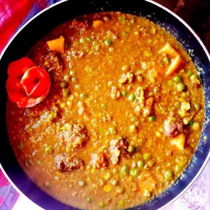 How to make Hari Matar Ka Nimona With Urad Dal Badi Recipe