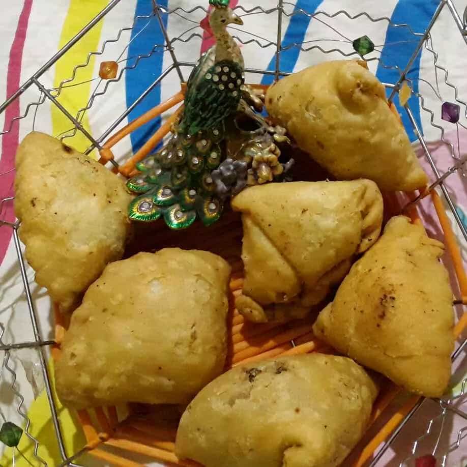 How to make Mewala (traditional Sindhi Bhatia Dry Fruit Samosa) Recipe