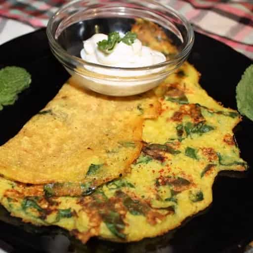 How to make Yellow Moong Dal And Palak Roti Recipe