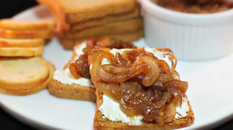 How to make Canapés With Cream Cheese And Caramelized Onions Recipe