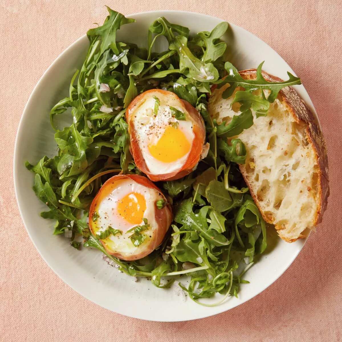 How to make Prosciutto-wrapped Baked Eggs On Arugula Recipe