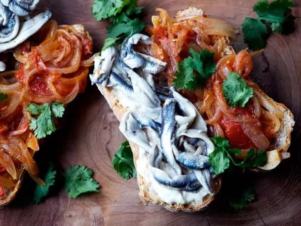 How to make Marinated Anchovy Sandwiches With Tomato-onion Sauce Recipe
