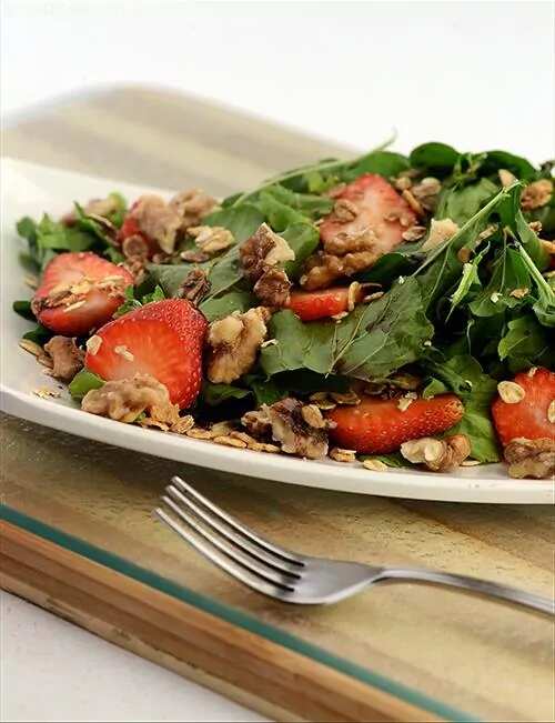 How to make Strawberry Rocket Leaves And Caramelized Walnut Salad Recipe