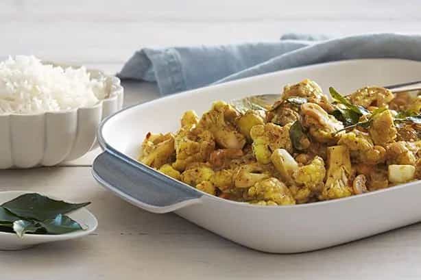 How to make Cauliflower And Cashew Nut Curry Recipe