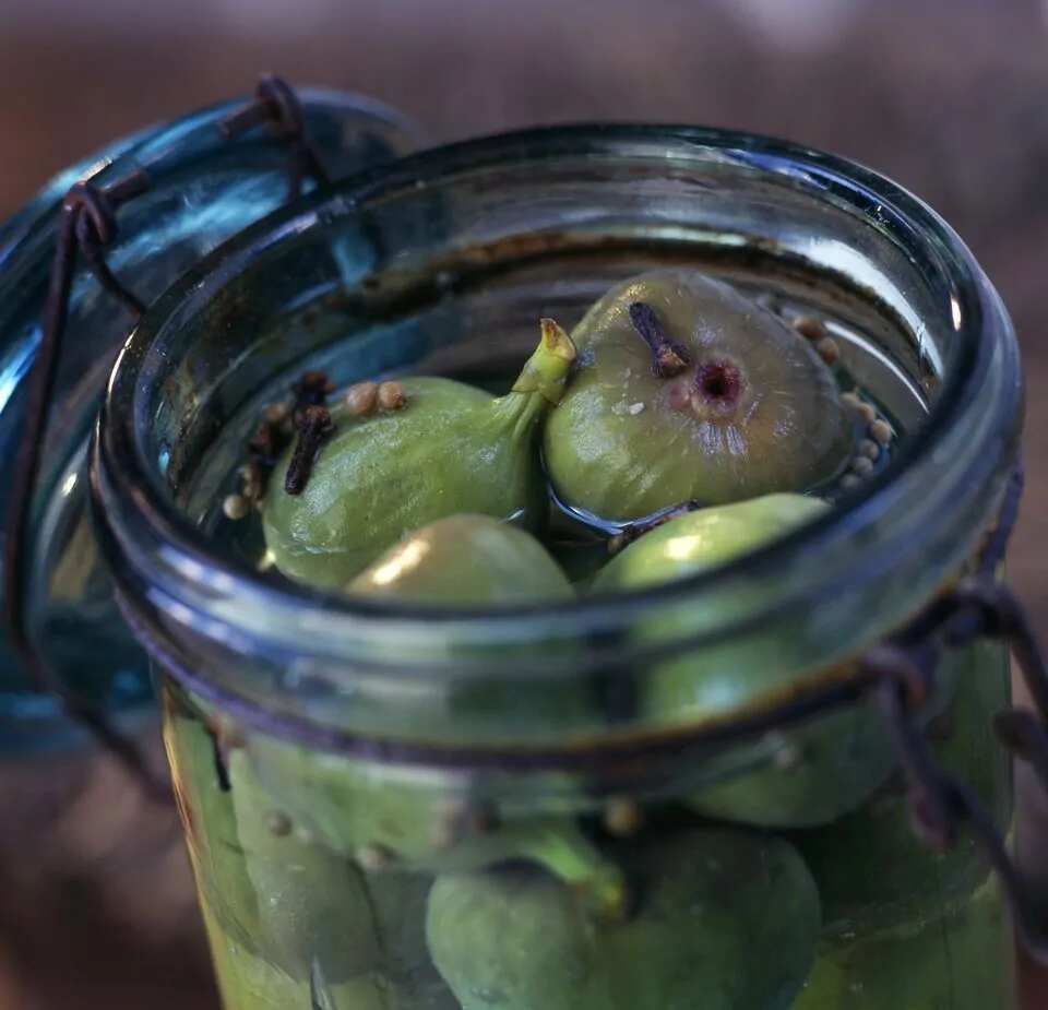 How to make Figs In Spiced Syrup Recipe