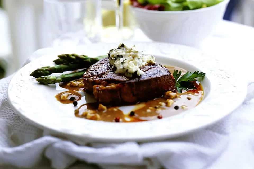 How to make Filet Mignon With Creamy Peppercorn Sauce Recipe