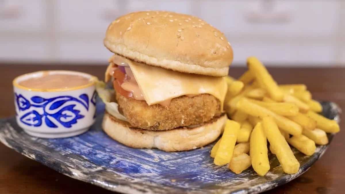 Make Restaurant Style Paneer Burger With This Recipe