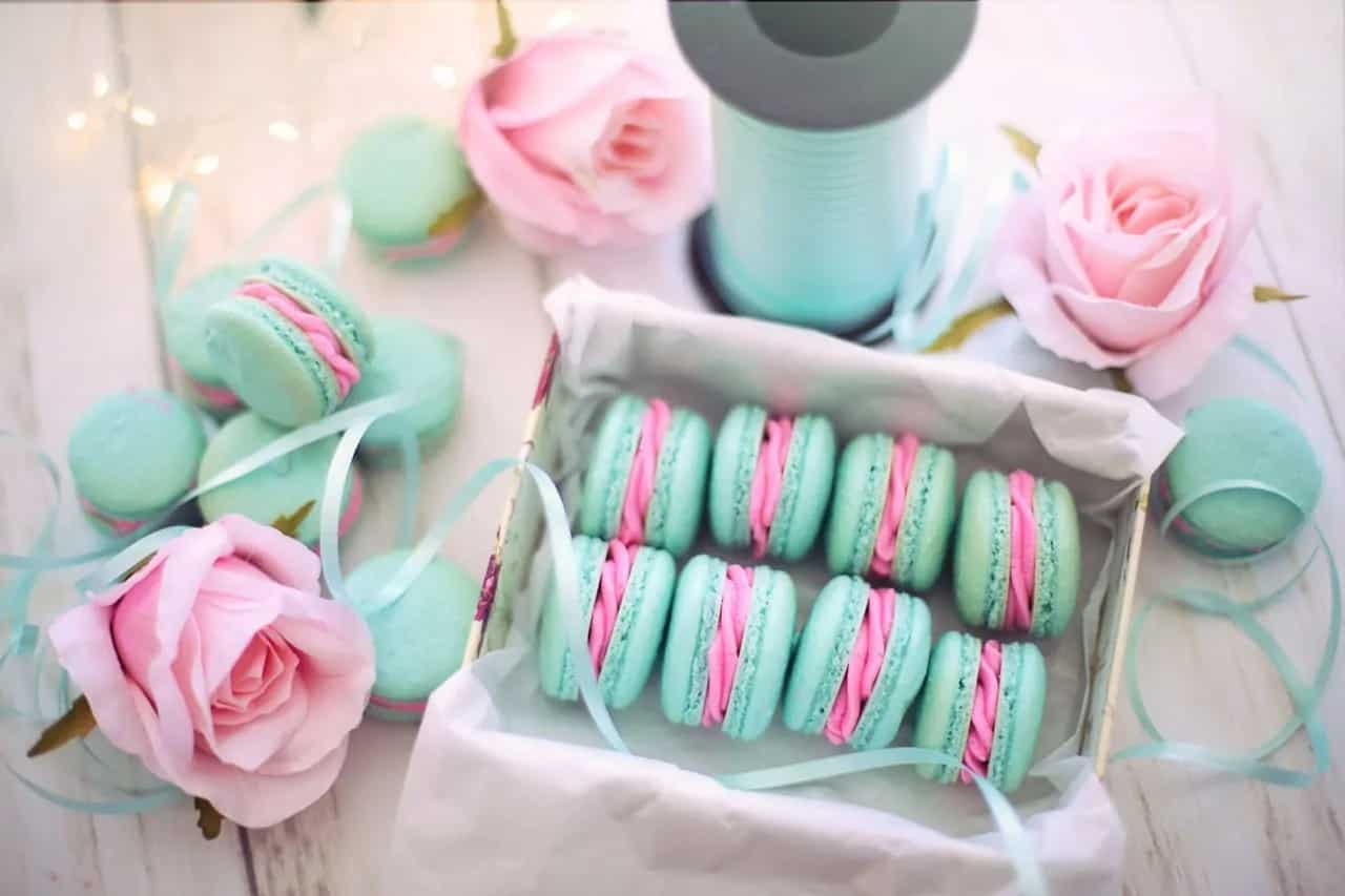 Macaroons Vs Macarons: The Origin And Differences Between The Two ...
