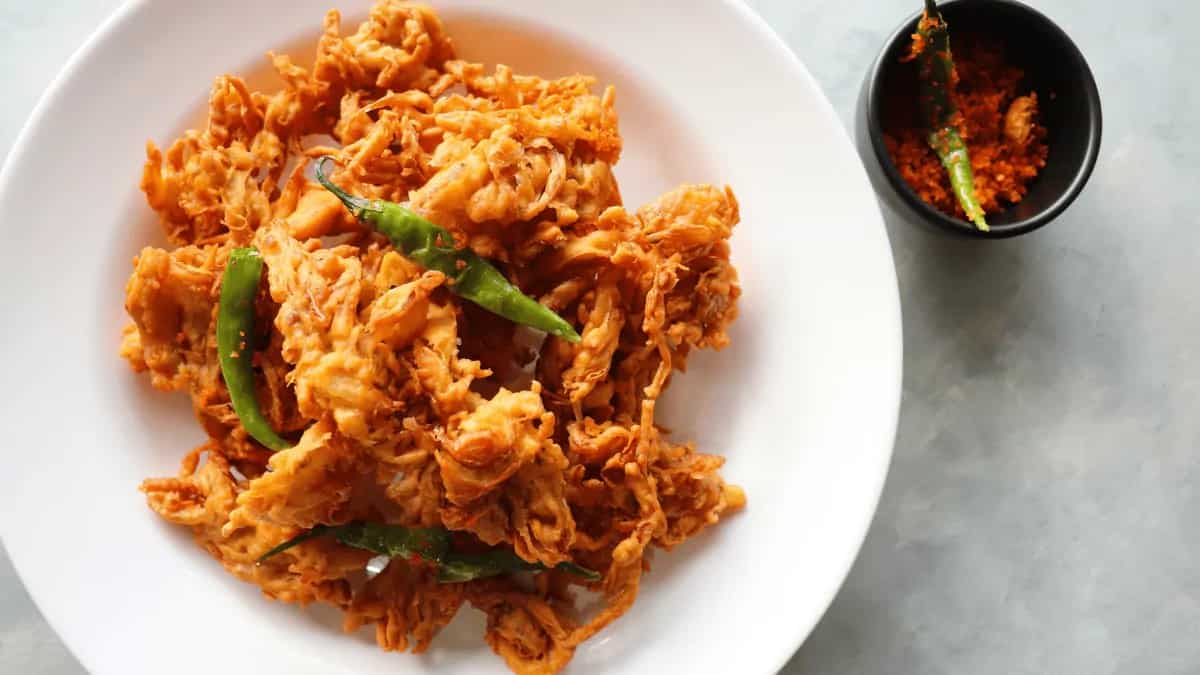 From Samosa To Bhaji: 7 Iconic Deep Fried Indian Snacks To Try
