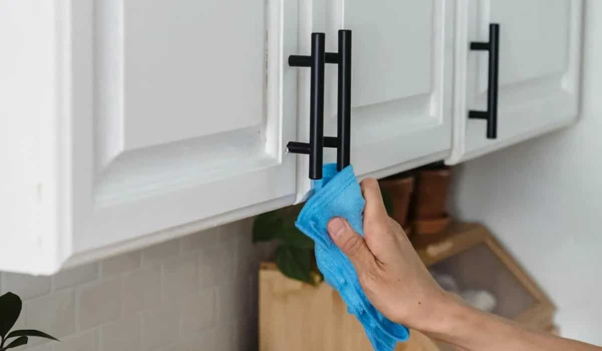 Tired Of Grease Build-Up In The Kitchen? 5 Tips To Keep The Kitchen Clean