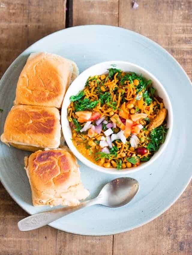 Maharashtrian Style Missal Pav For Snacking