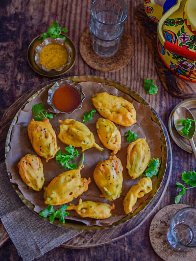 Monsoon Munchies? These 8 Bengali Bora Fritters Are What You Need