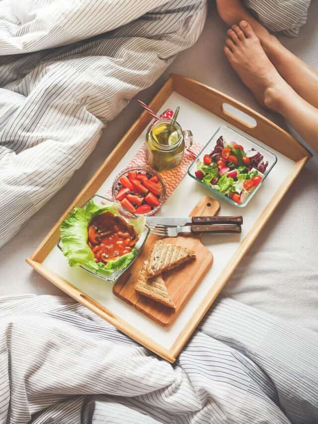 Sleepy But Hungry? 7 Foods To Avoid Before Sleeping!