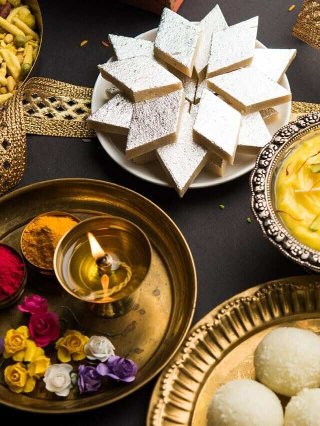 Diwali special: इस दिवाली घर पर बनाएं ये 5 मीठे पकवान।