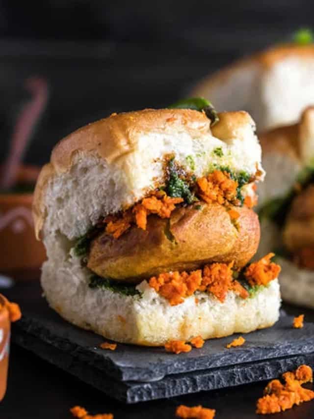 सर्दियों के दौरान जरूर ट्राई ये 5 Popular Maharashtrian Snacks