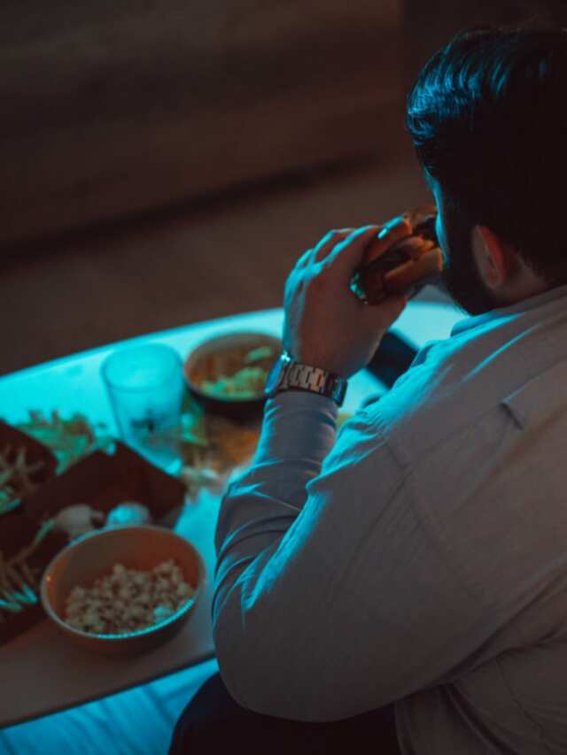 7 Reasons Why Late-Night Snacking Is A Bad Idea