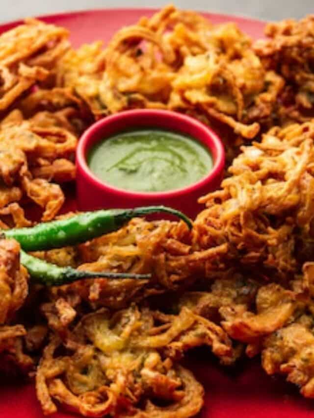 Raining Outside? Try This Pyaaz Pakora Recipe