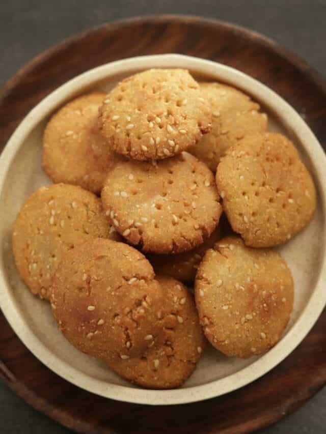 Meethi Mathri: इस बार होली पर नमकीन मठरी की जगह बनाएं मीठी मठरी, जाने ...